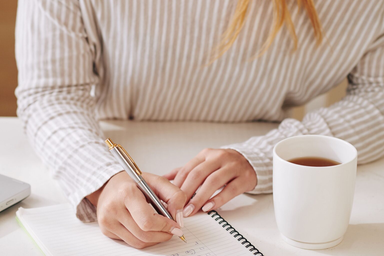How to Become “That Girl”(The Ultimate Guide + FREE Checklist)