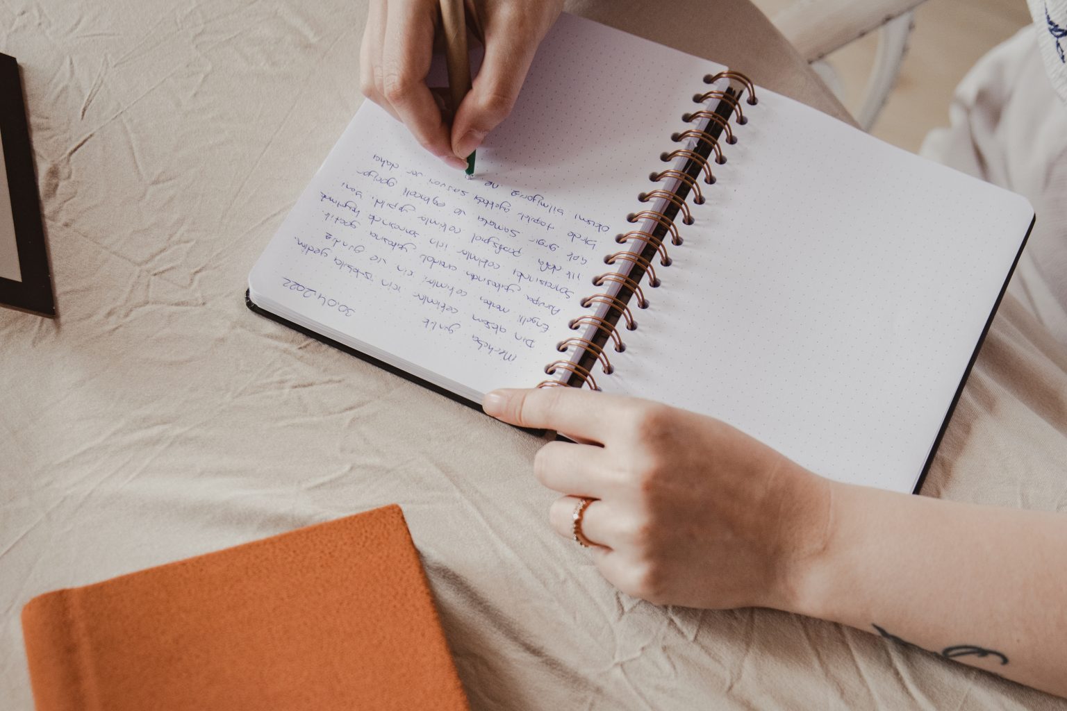 How to Become “That Girl”(The Ultimate Guide + FREE Checklist)